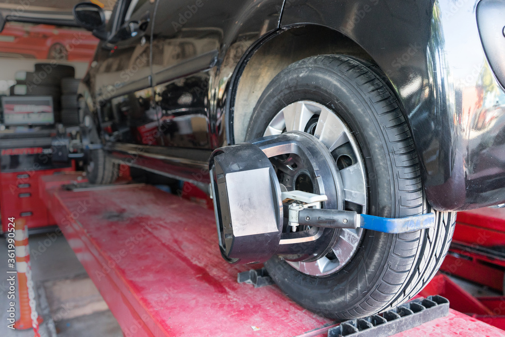 Tyre / tire fitting, rod adjustment. For the vehicle on the adjusting ...