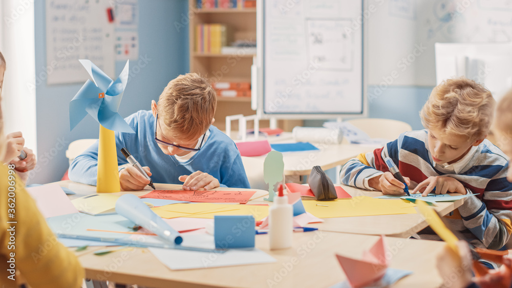 Foto de Elementary School Arts & Crafts Class: Diverse Group of Smart ...