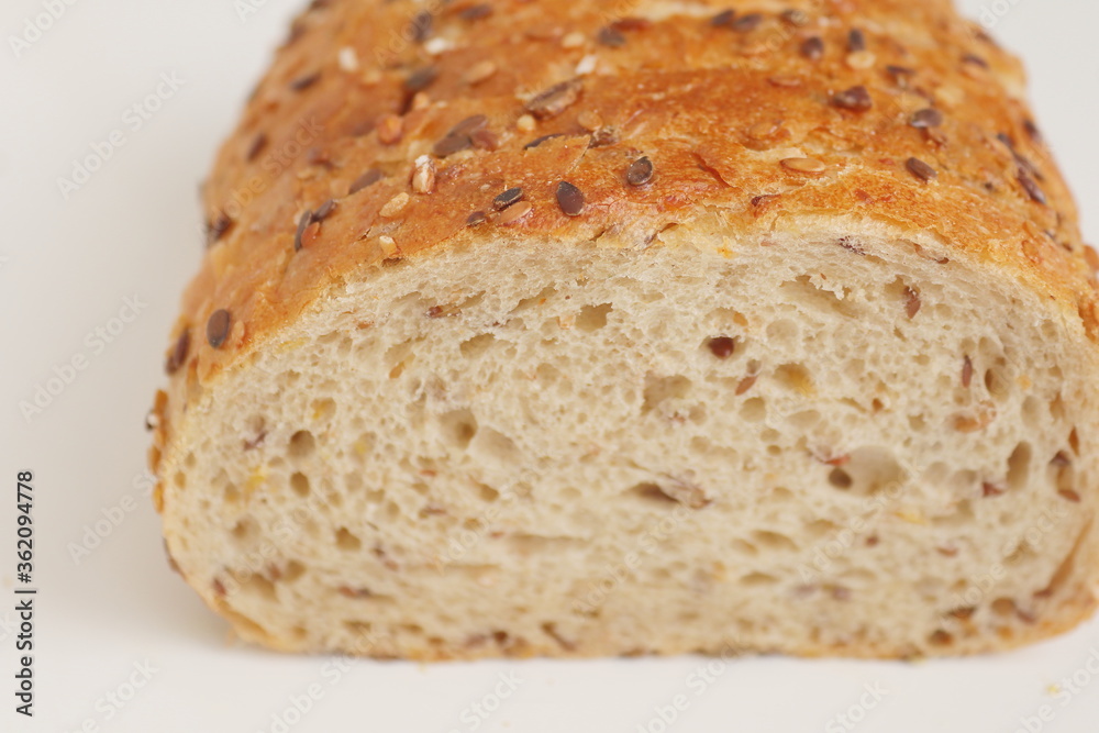 barra de pan de cereales cortada de perfil, integral, pan de molde ...