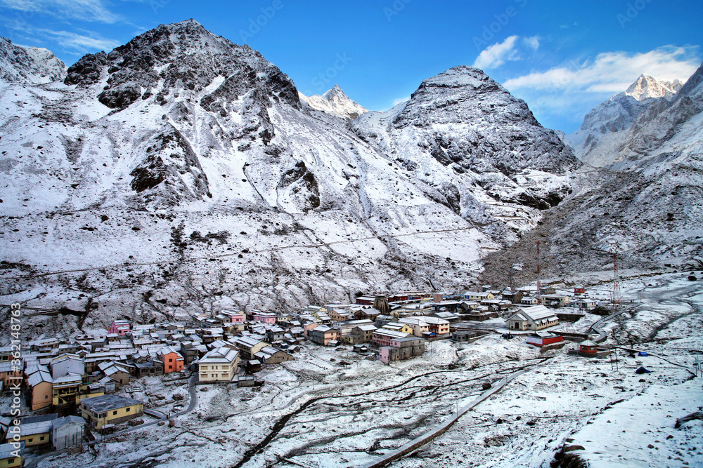 Foto de Aerial view of Holy Kedarnath town in winter season ...