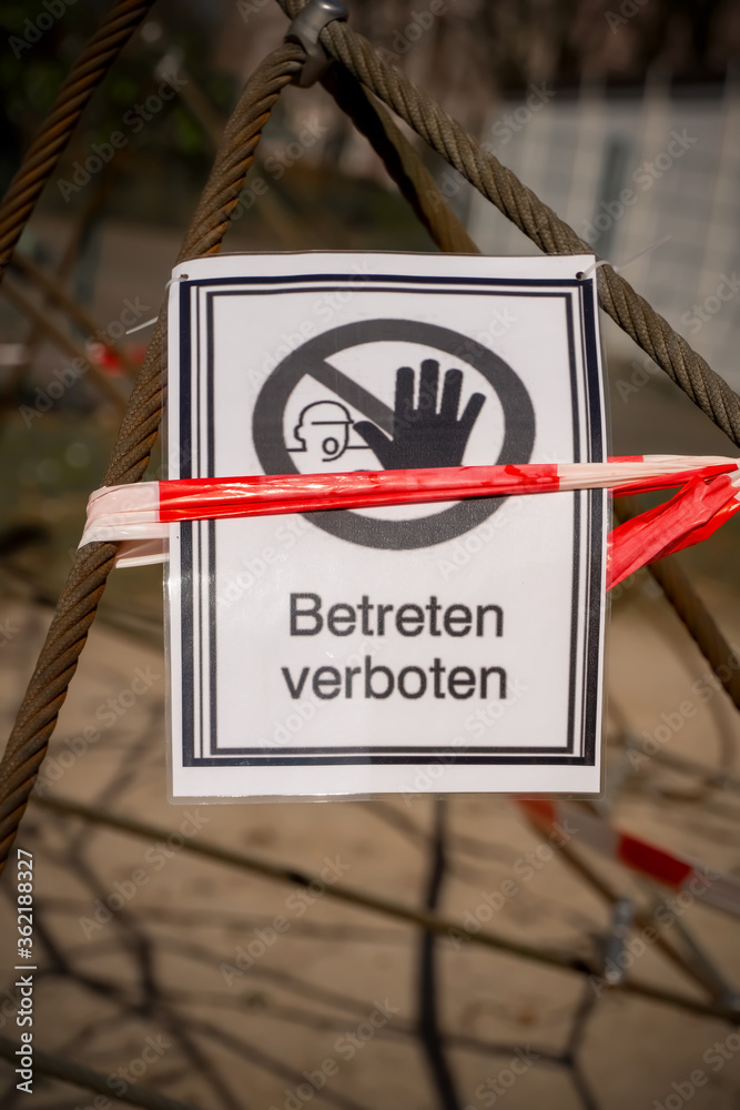 Ein Betreten verboten Schild an einem Klettergerüst beim Spielplatz ...
