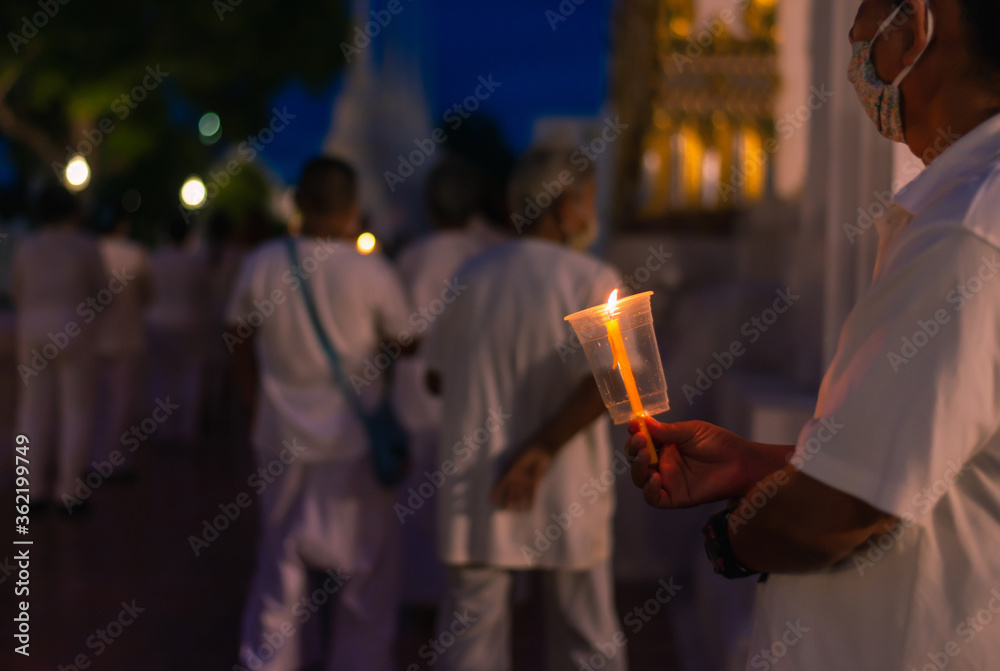 Foto de Makha Bucha Day or Vesak Day. Many people holding lit candle ...