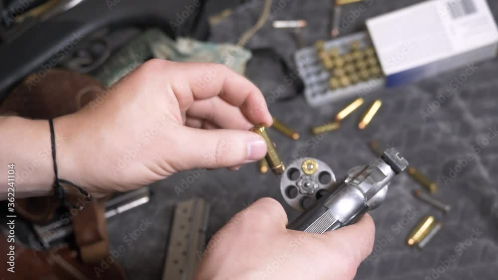 60p/Slomotion: Top down of checking revolver chamber for bullets 素材庫影片 ...
