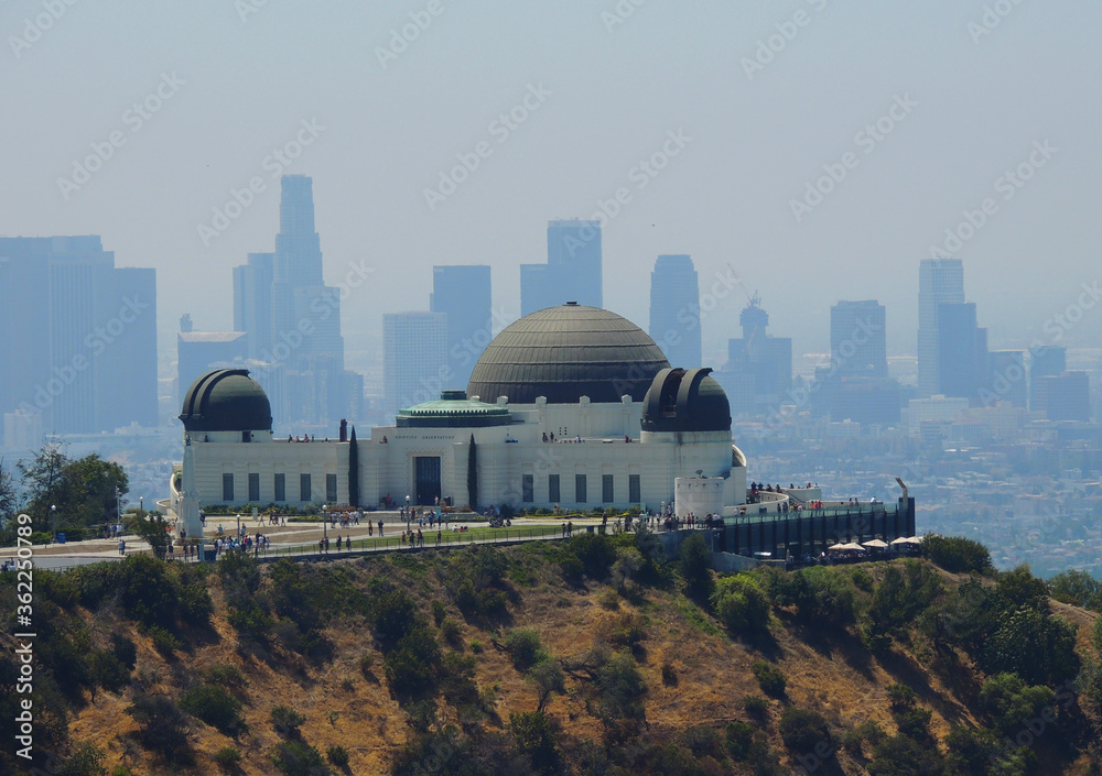 Observatorio Griffith en la cima con el fondo del down town de Los ...