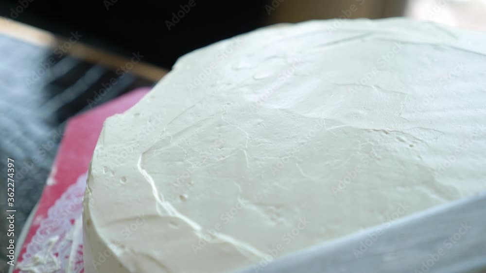 Stockvideon Children learn decorate cake by hand stuffing and garnish ... Stockvideon Children learn decorate cake by hand stuffing and garnish ...