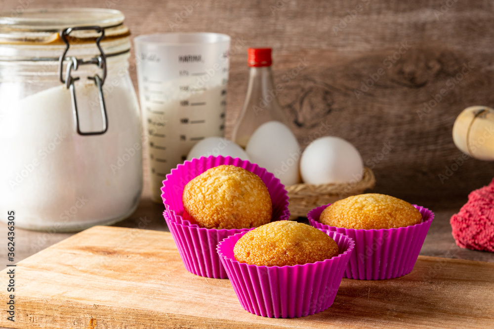 Muffins caseros en molde colorido, con sus ingredientes de fondo para ...