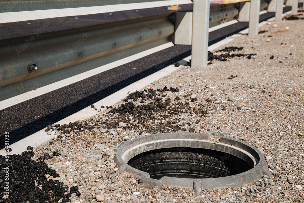 Foto de An open sewer hatch that poses a danger to people who walk ...
