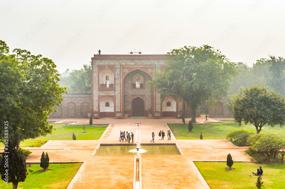 Foto de DELHI, INDIA - JAN 18, 2016: Humayun's Tomb complex,the tomb of ...