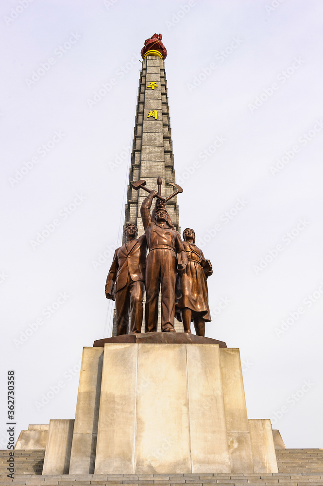 Foto de PYONGYANG, NORTH KOREA - MAY 1, 2012: Juche Tower (Tower of the ...