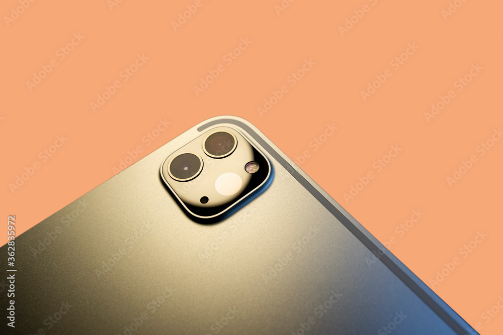 Foto Stock 2020 new tablet model rear view showing dual camera, LIDAR ...