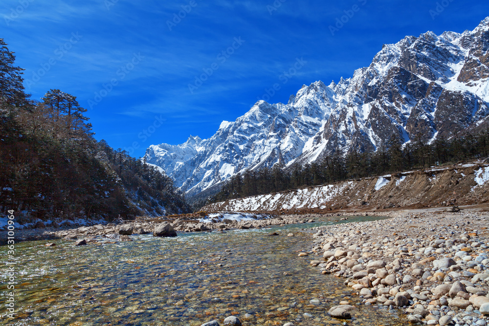 Teesta river flowing through the valley of Yumthang in North Sikkim ...