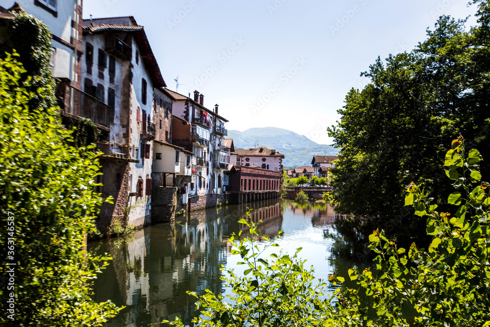 Paysage du Pays Basque du côté d’Espelette en France, petit village ...