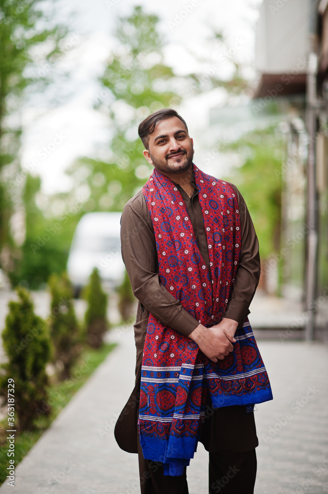 Pakistani pathan man wear traditional clothes. foto de Stock | Adobe Stock