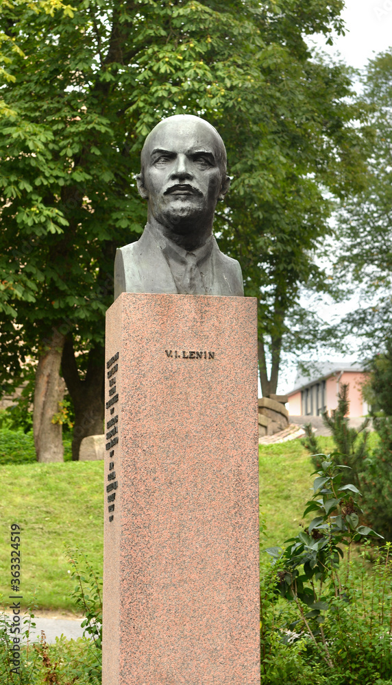Lenin bronze bust by Anikushin in Aurakatu Street near Art Museum ...