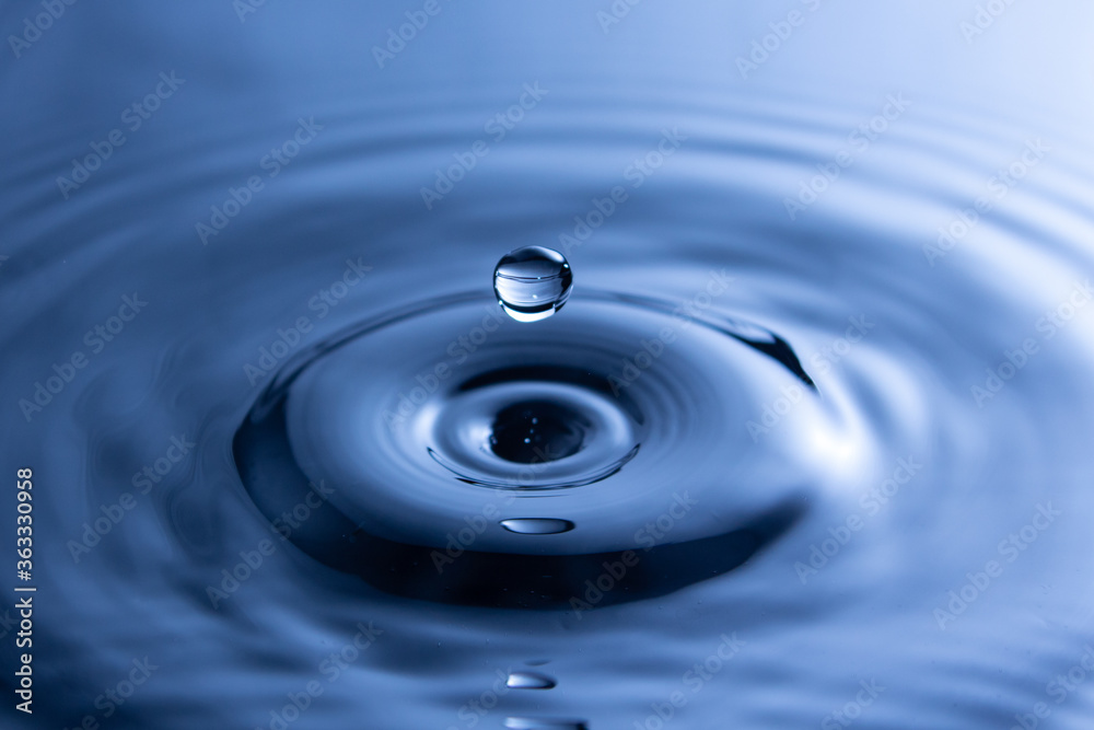 Drop of water is separated from the water from above, the water flows ...
