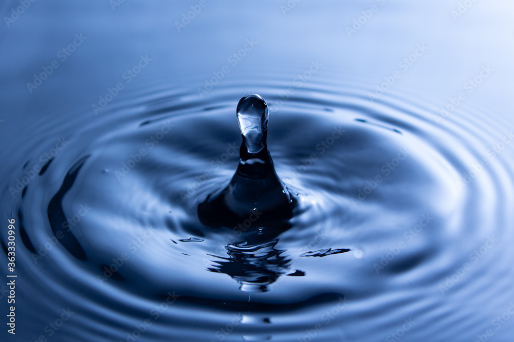 Drop of water is separated from the water from above, the water flows ...