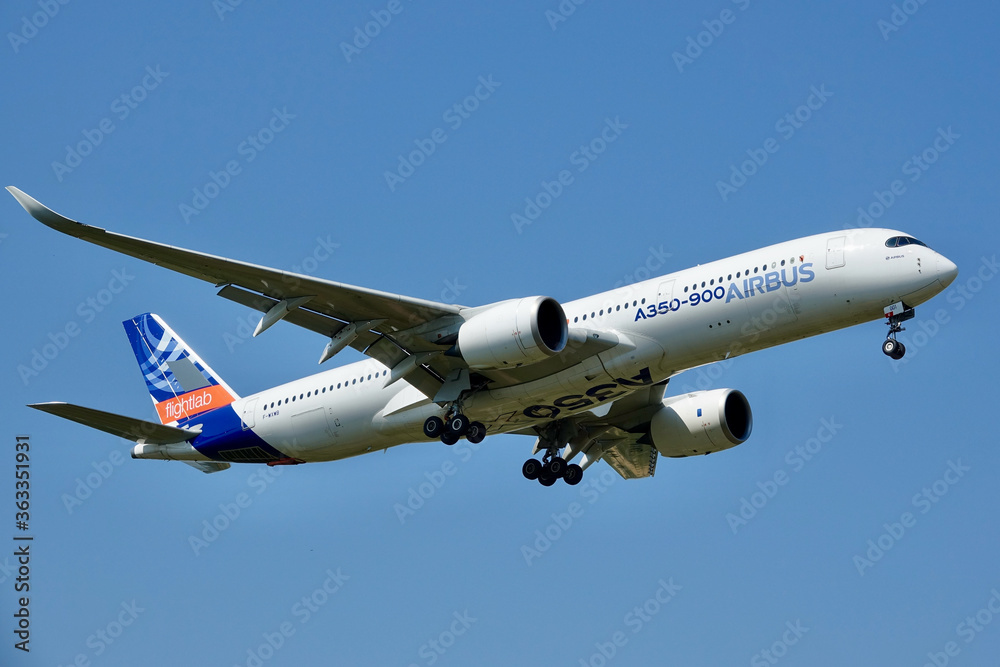 Airbus A350-900 constructeur test Stock Photo | Adobe Stock