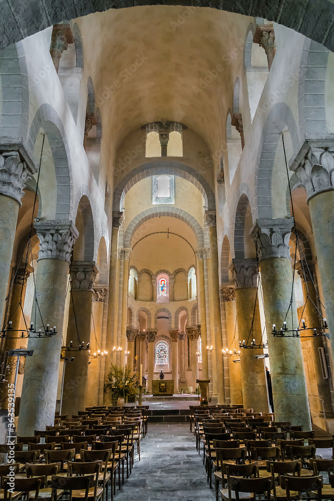 Fotografia do Stock: Interior view of Basilica of Notre-Dame du Port ...