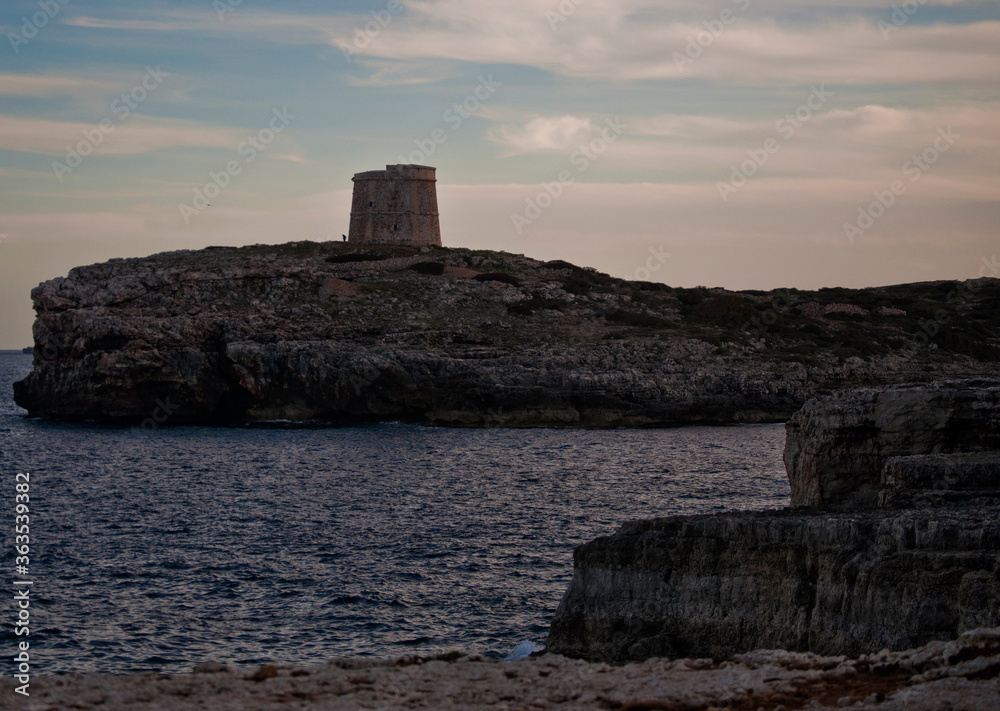 Torre fortificada en el Cabo de la Punta del Morro de Alcaufar en ...