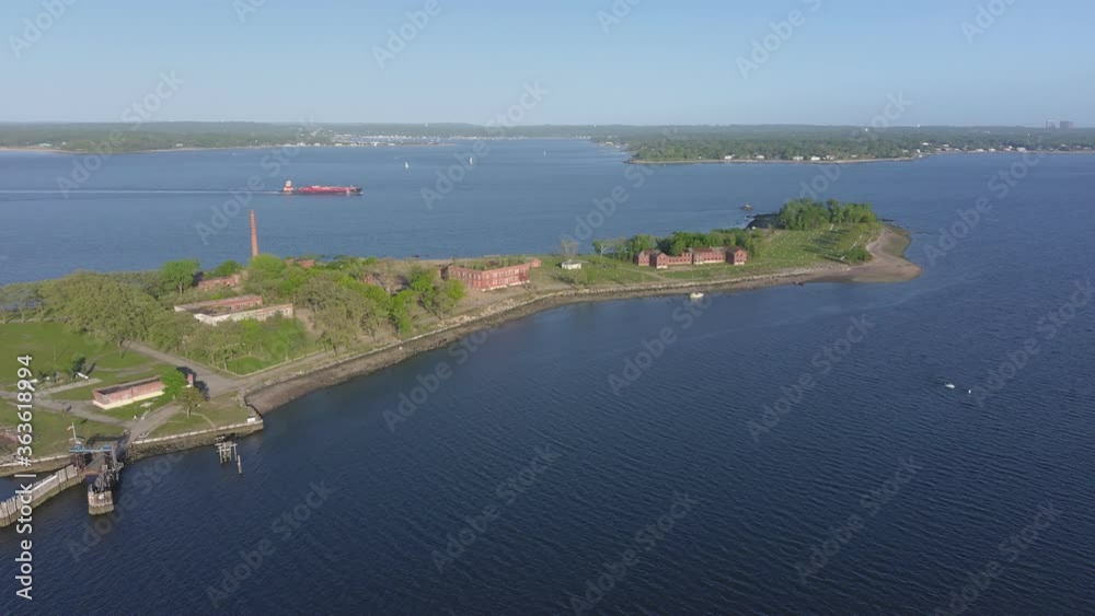 2020 - Disturbing aerial of mass unmarked graves in New York on Hart Island of Covid-19 ...