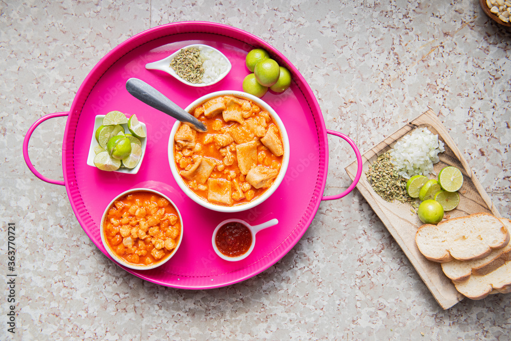 Pozole, menudo tradicional, maíz con pan y condimentos Stock Photo ...