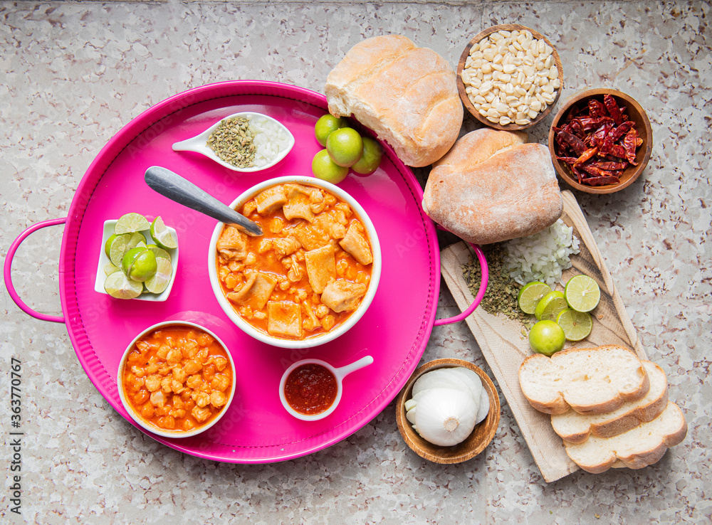 Pozole, menudo tradicional, maíz con pan y condimentos Stock Photo ...