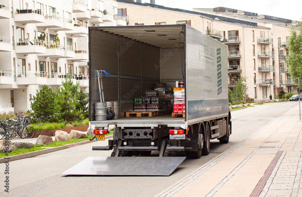 Foto de Delivery truck being unloaded with tailgate loader open in ...