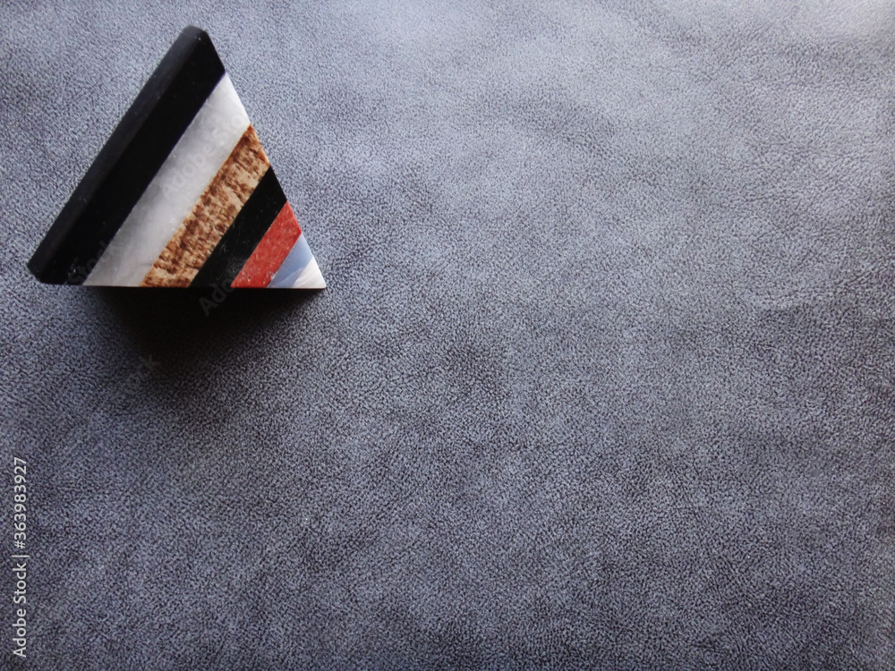 piramide colores en fondo textura Stock Photo | Adobe Stock