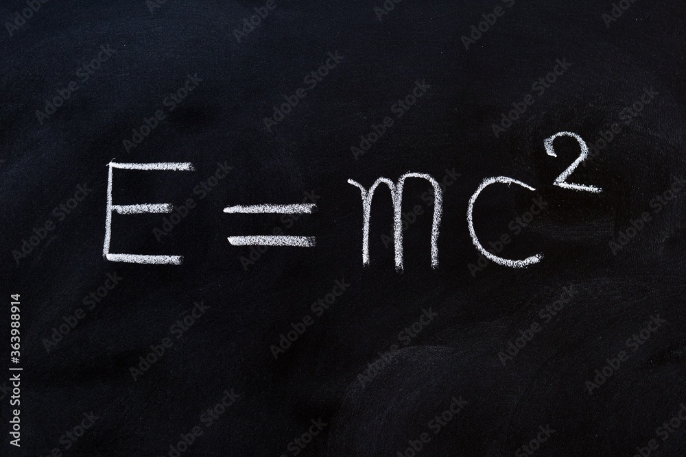 Fórmula de la relatividad general de einstein escrita con tiza en la ...