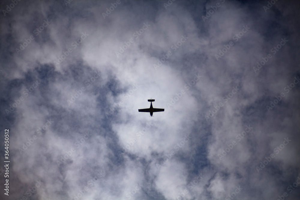 Silueta de avioneta volando por los cielos Stock Photo | Adobe Stock