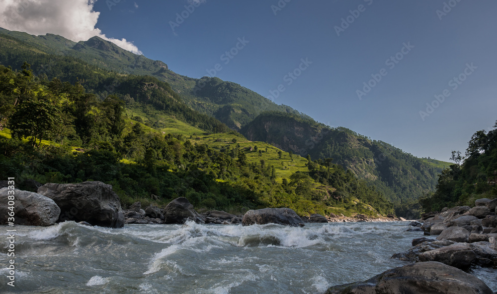 Foto de Budhi Gandaki river, a tributary of Gandaki/Narayani river as ...