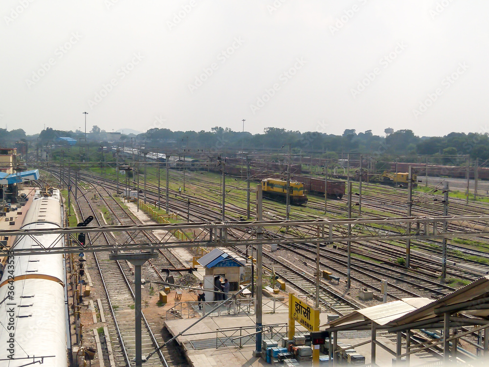 Foto de Railway station view through Metal Frame Structure With Space ...