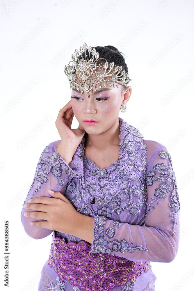 Foto de Beautiful smiling Asian girl wearing a set of modern ...