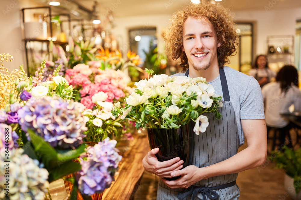 Mann als Florist zwischen frischen Schnittblumen Stock Photo | Adobe Stock