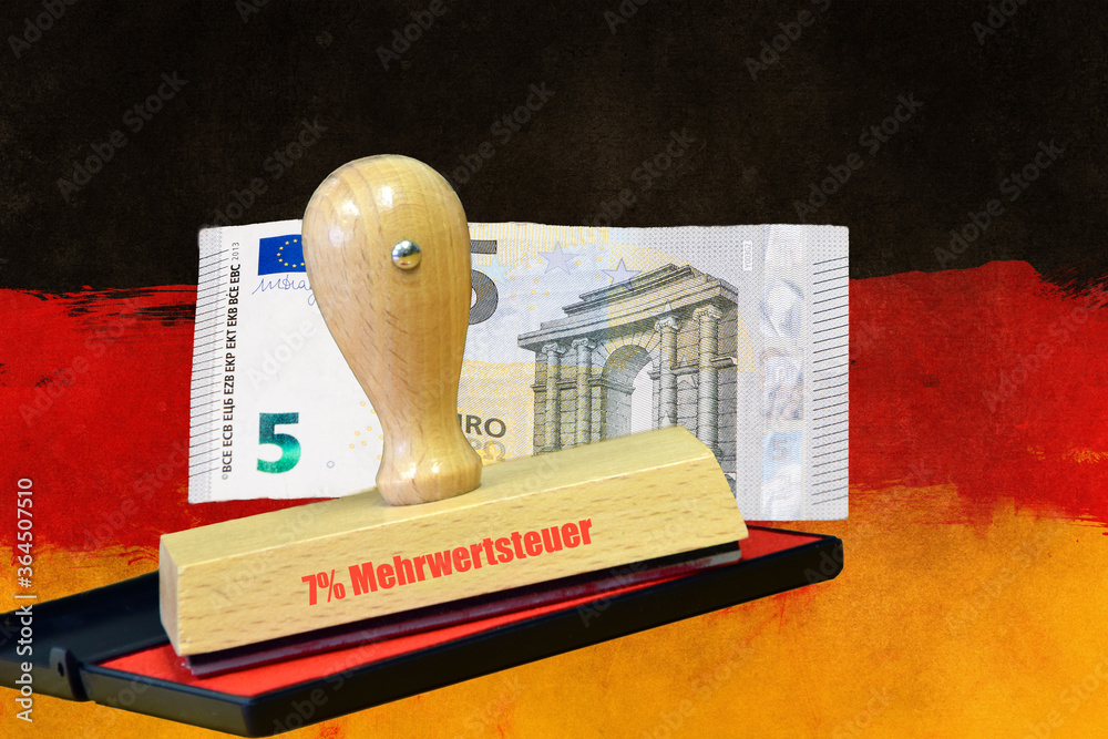 Stempel mit Aufschrift 7% Mehrwertsteuer und Banknote, im Hintergrund ...