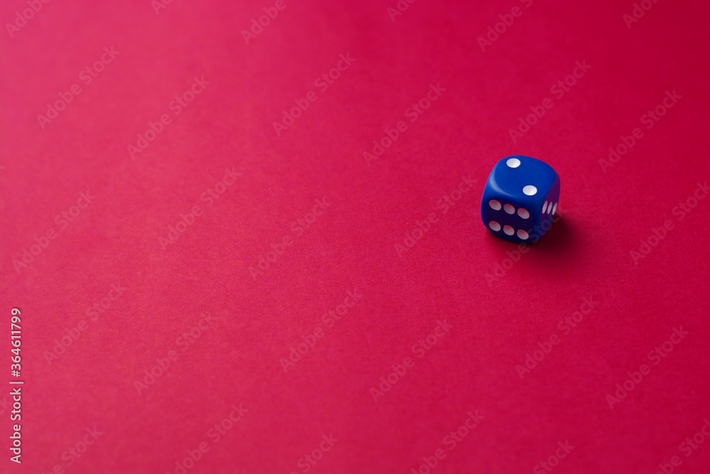 dado con el número dos en un fondo rojo con espacio para copi Stock ...