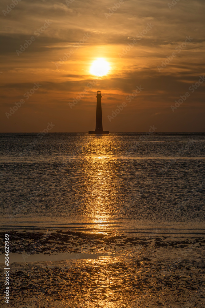 The historic Morris Island Lighthouse is topped by the morning sun ...