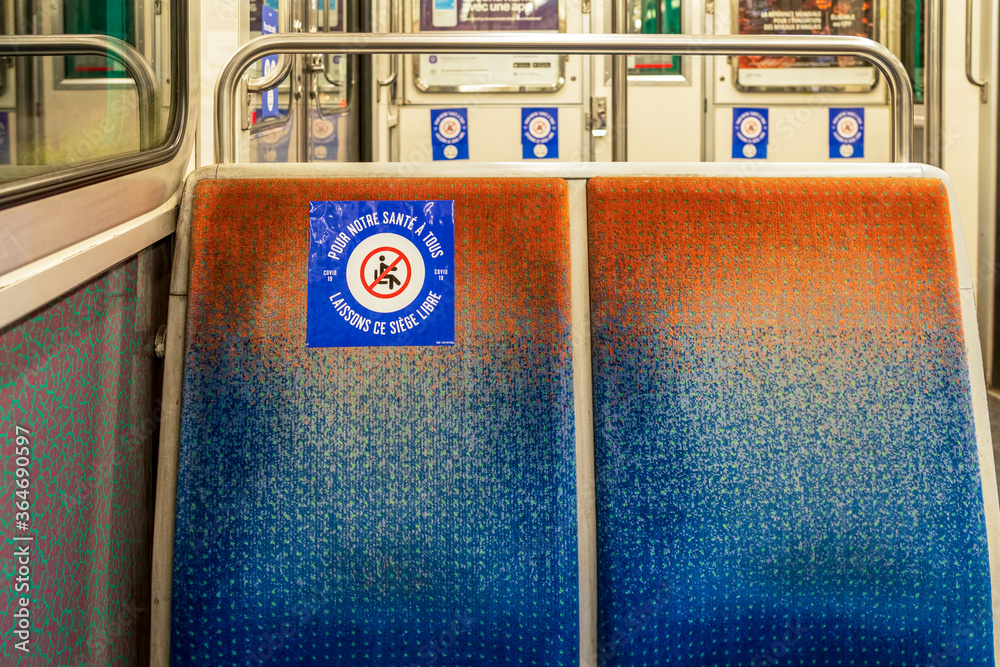 Do not sit sticker in Paris Metro during Covid-19 pandemic foto de ...