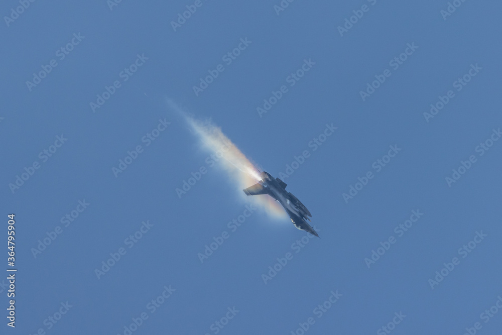 Foto de F-16 Falcon in inverted dive breaking the sound barrier do ...