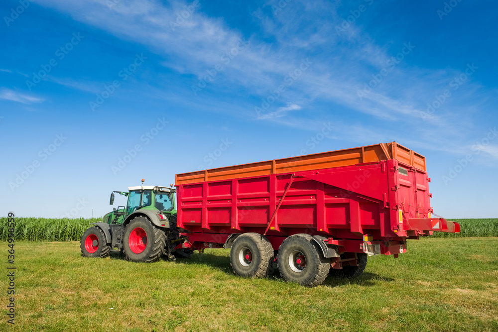 Un tracteur et sa remorque Stock Photo | Adobe Stock