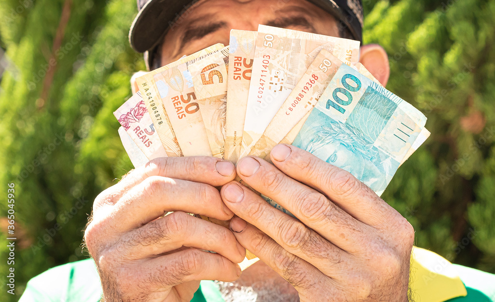 Dinheiro, Reais, Real, Brasil. Homem segurando notas de Real, moeda ...