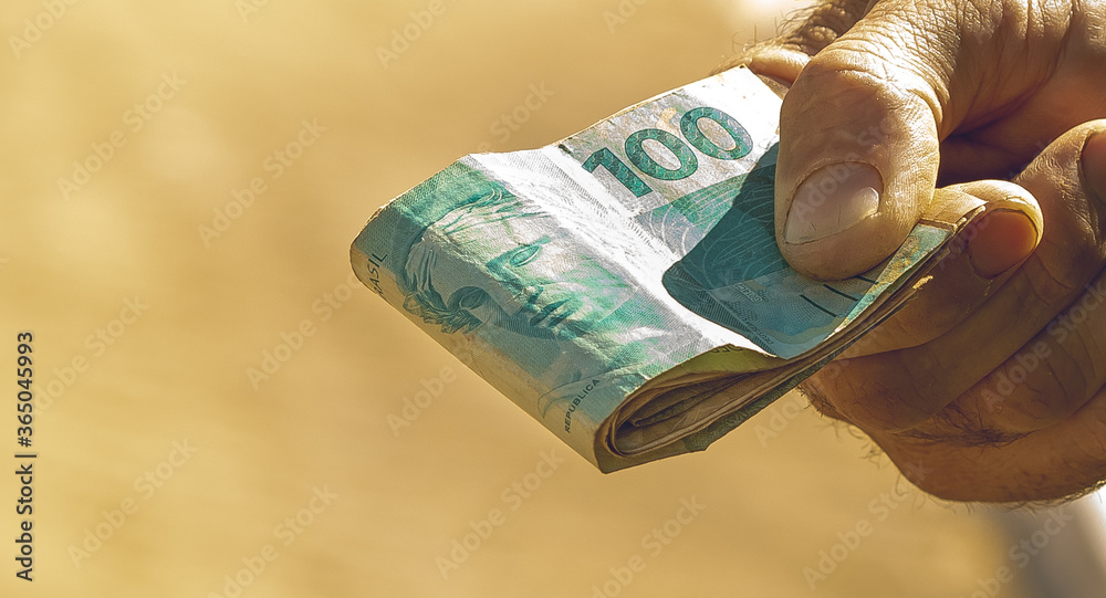 Dinheiro, Reais, Real, Brasil. Homem segurando notas de Real, moeda ...