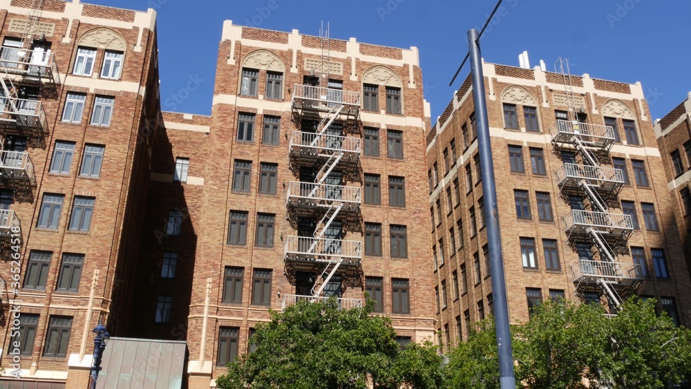 Foto de Fire escape ladder outside residential brick building in San ...