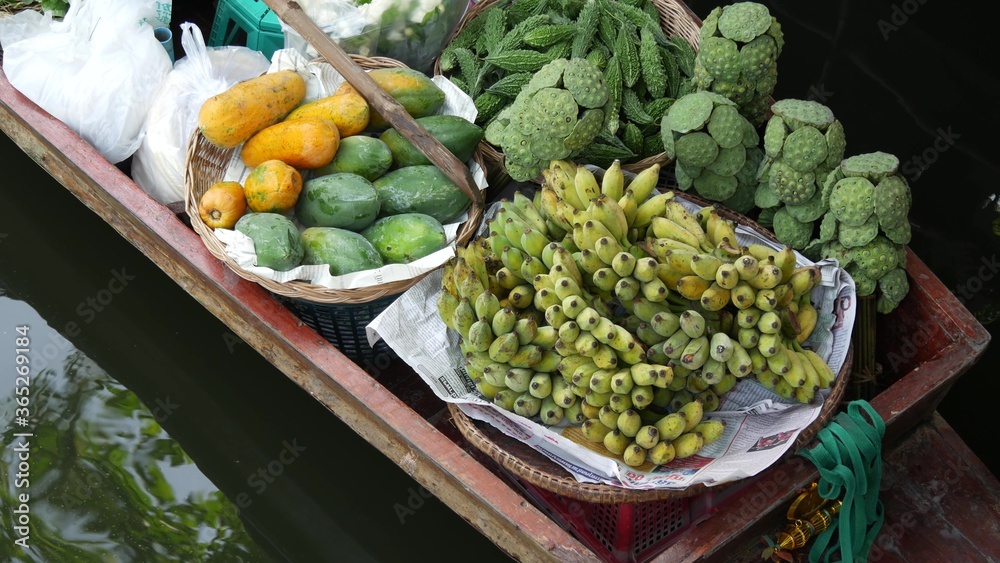 Iconic asian Lat Mayom floating market. Khlong river canal, long-tail ...