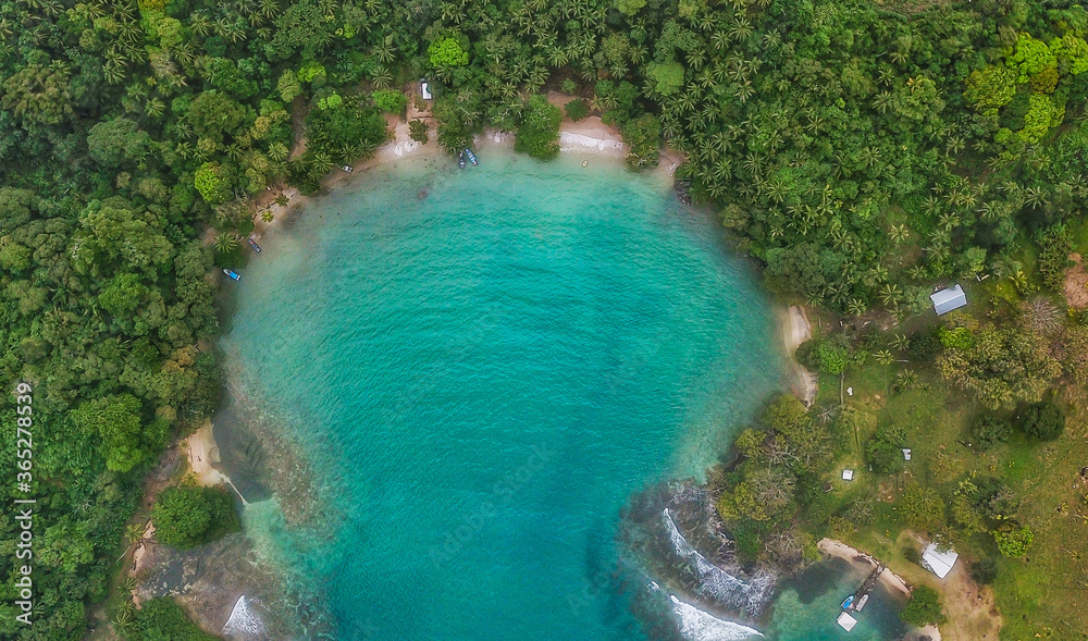 día soleado de verano en la isla playa blanca en Colon Panama en centro ...