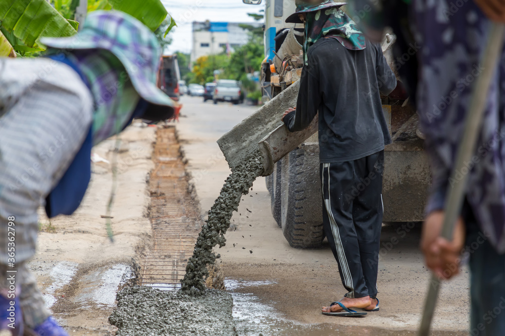 Foto de Mixed concrete pouring at construction site. Pouring cement ...