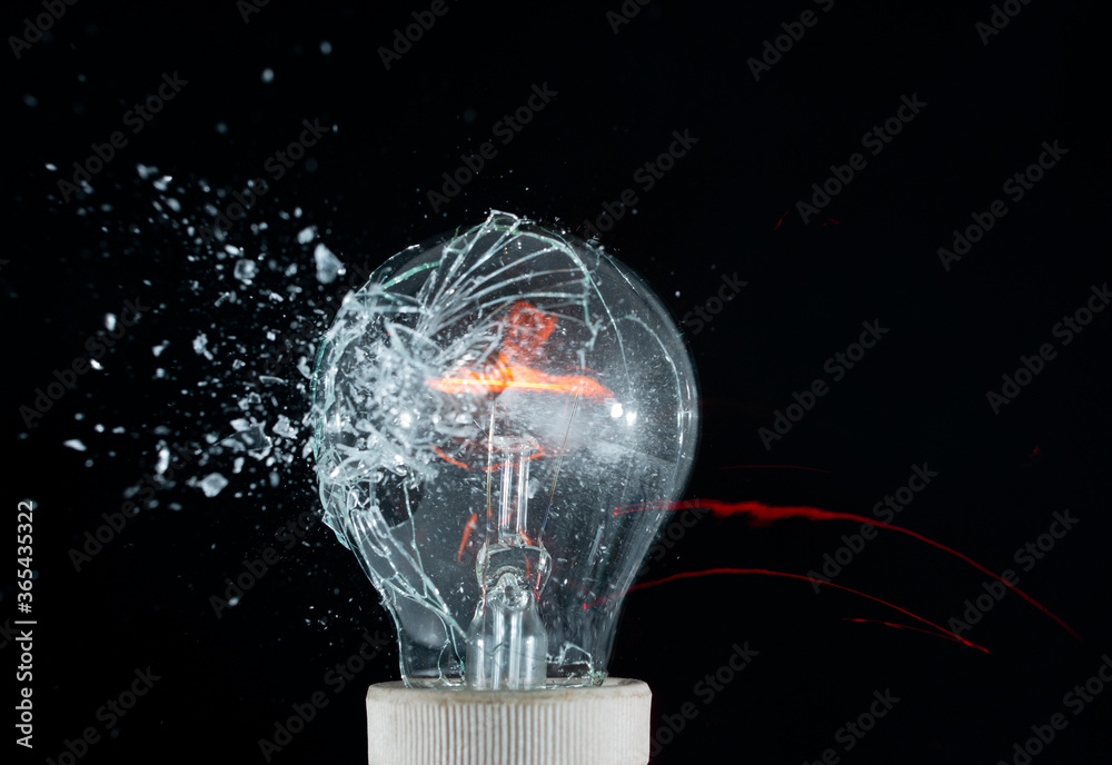Foto de High speed photography - moment of cracking light bulb do Stock ...