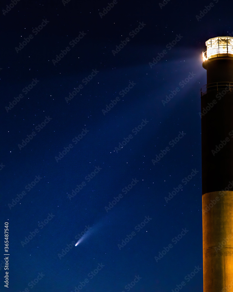 Foto de Comet Neowise at theOak Island Lighthouse do Stock | Adobe Stock