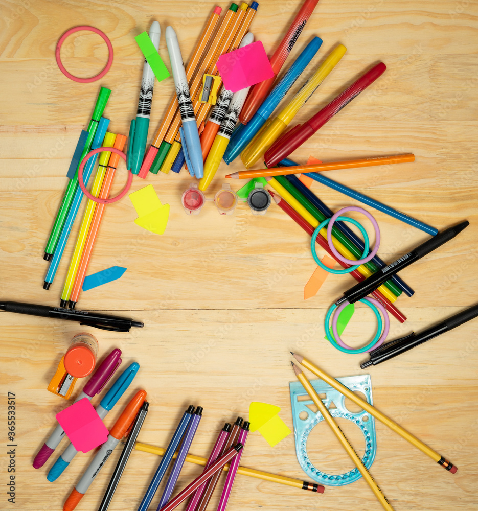 Lapices y utencilios para dibujo y trabajo en casa, con diferentes ...