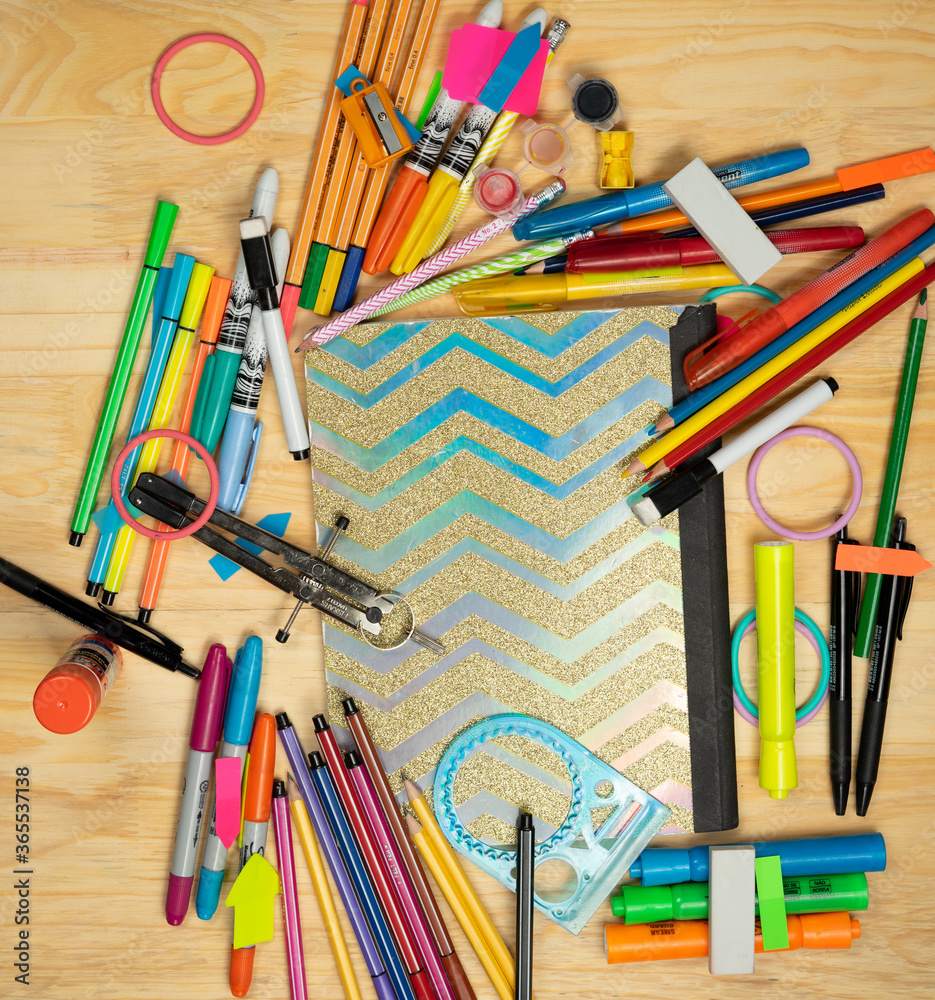 Lapices y utencilios para dibujo y trabajo en casa, con diferentes ...